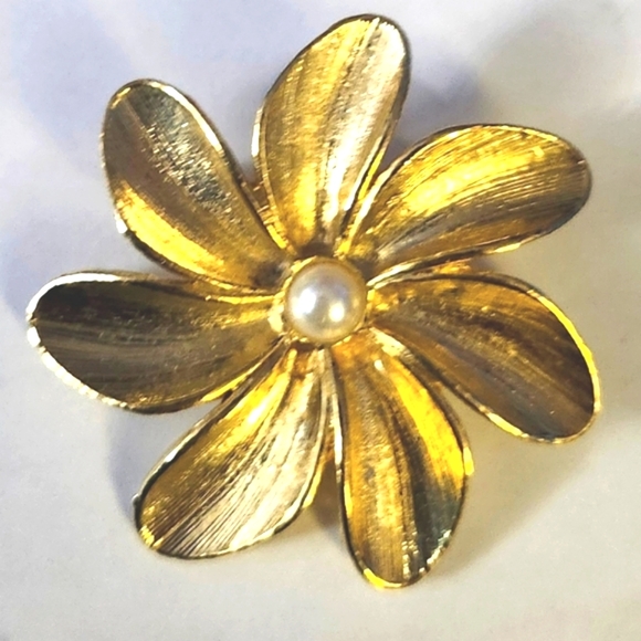 Gerrys | Jewelry | Vtg Mid Century Gerrys Gold Tone Faux Pearl Flower ...